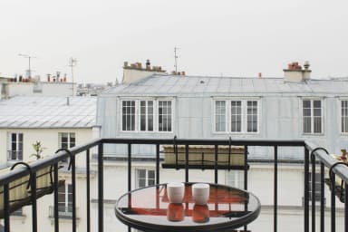 Apartment With Balcony Under The Roofs Of Paris - Paris