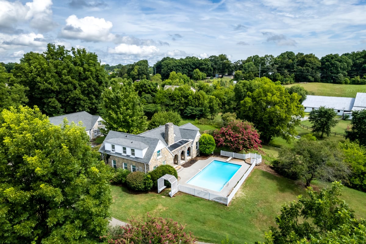 Saltwater Pool And Spacious Farmhouse Retreat - Tranquil Rustic Haven - Maryville, TN